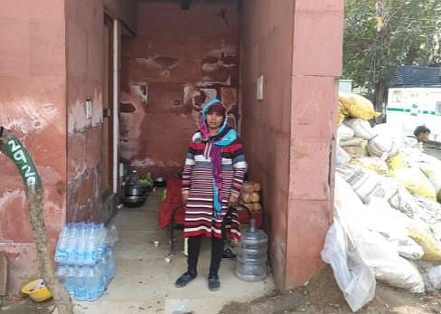 Street vendors set up makeshift shops inside the Central Vista
