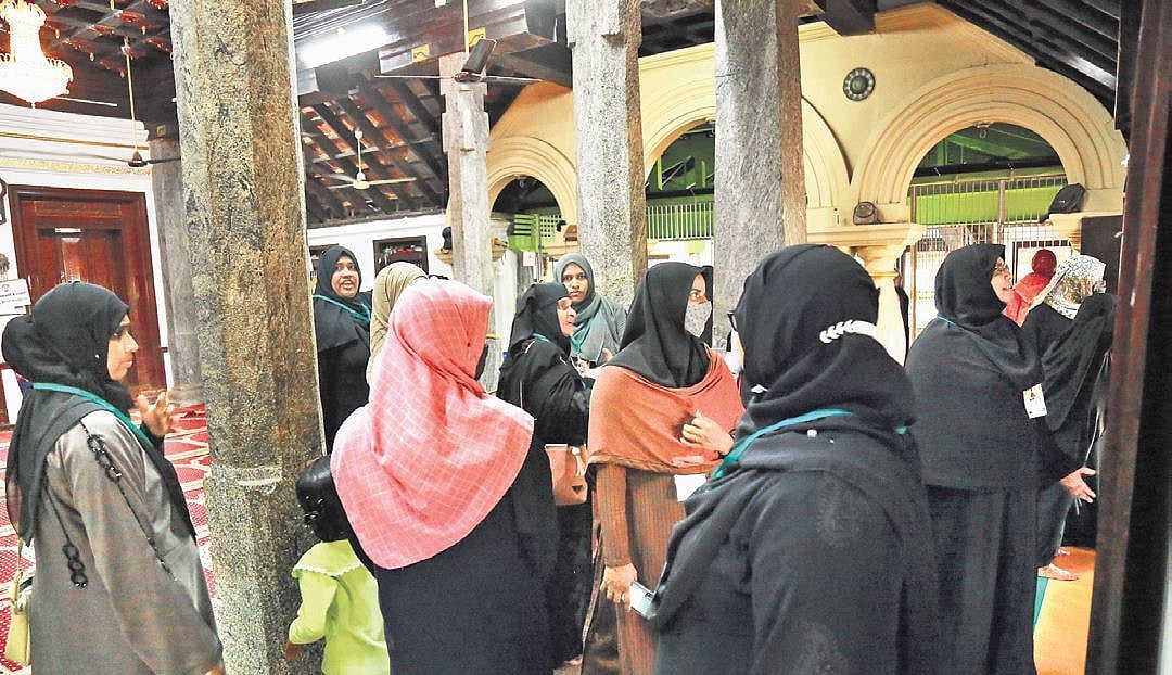 Thousands of Muslim women flock to Nadapuram mosque to have glimpse of ...