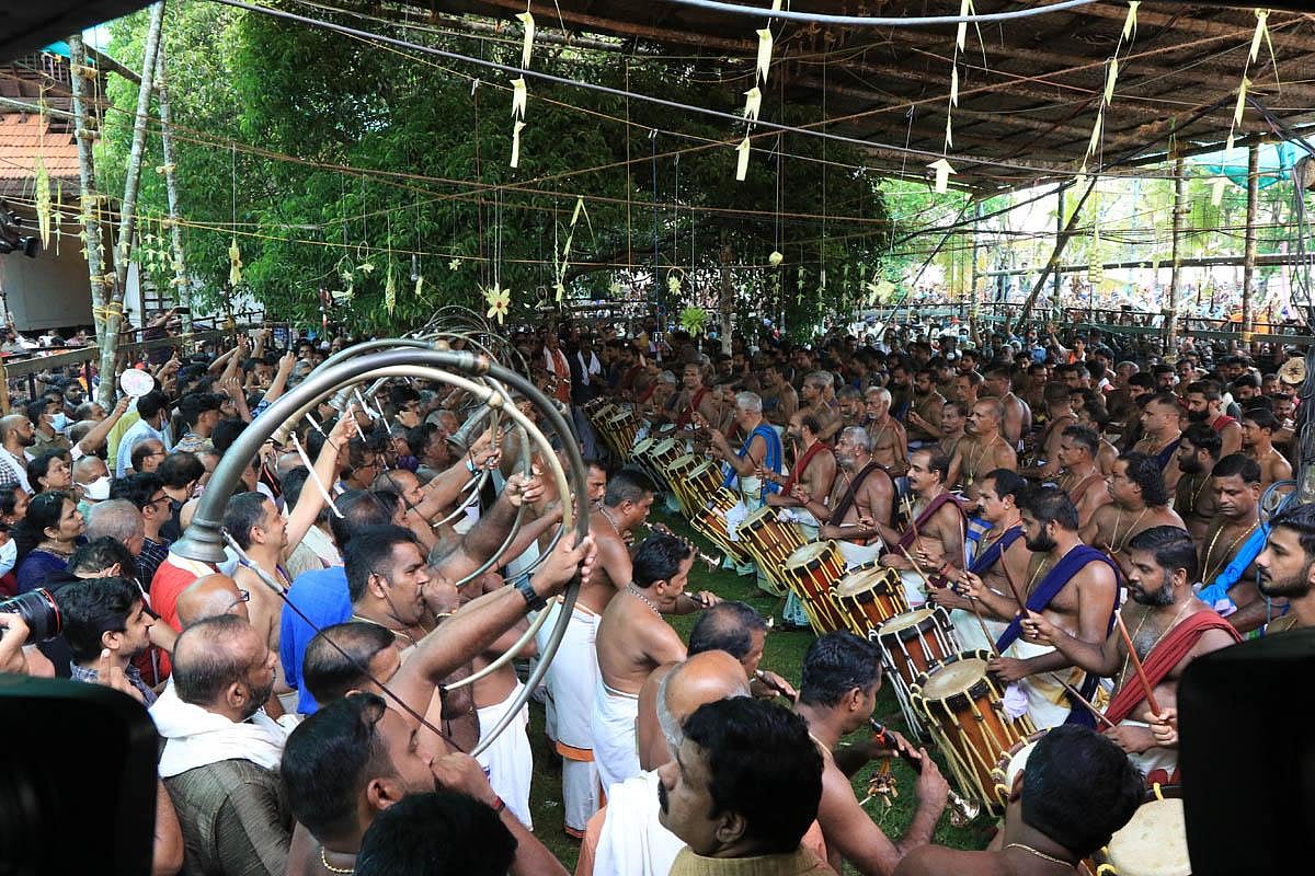 Paramekkavu’s Elanjithara Melam enthrals packed crowd at Thrissur Pooram