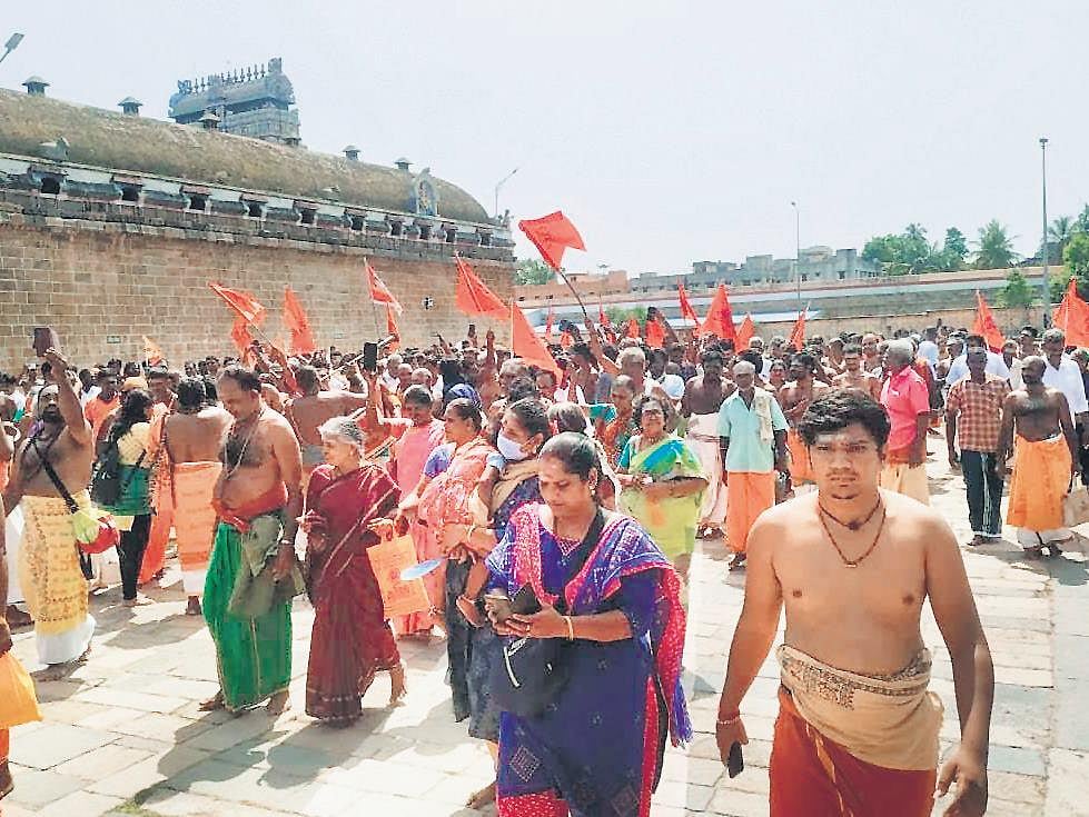 Sivanadiyars have darshan from Kanaga Sabhai at Nataraja temple