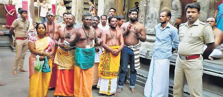 Devotees sing Devaram, Thiruvasagam at Nataraja temple under police cover