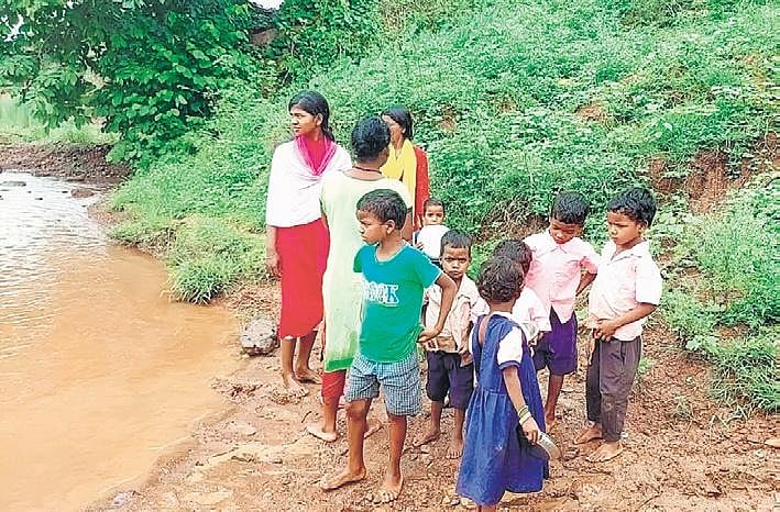 Odisha: Despite no bridge, anganwadi worker's commitment ensures ...