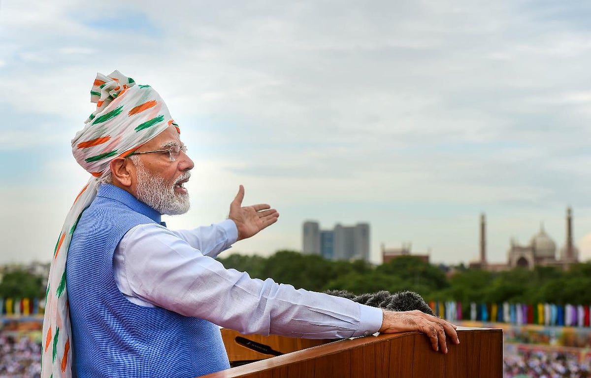 PM Modi ditches teleprompter and uses paper notes for Independence Day ...