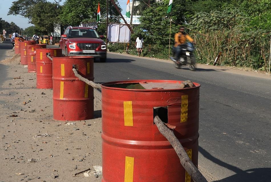 No end to accidents: Traffic police put up temporary divider on ...