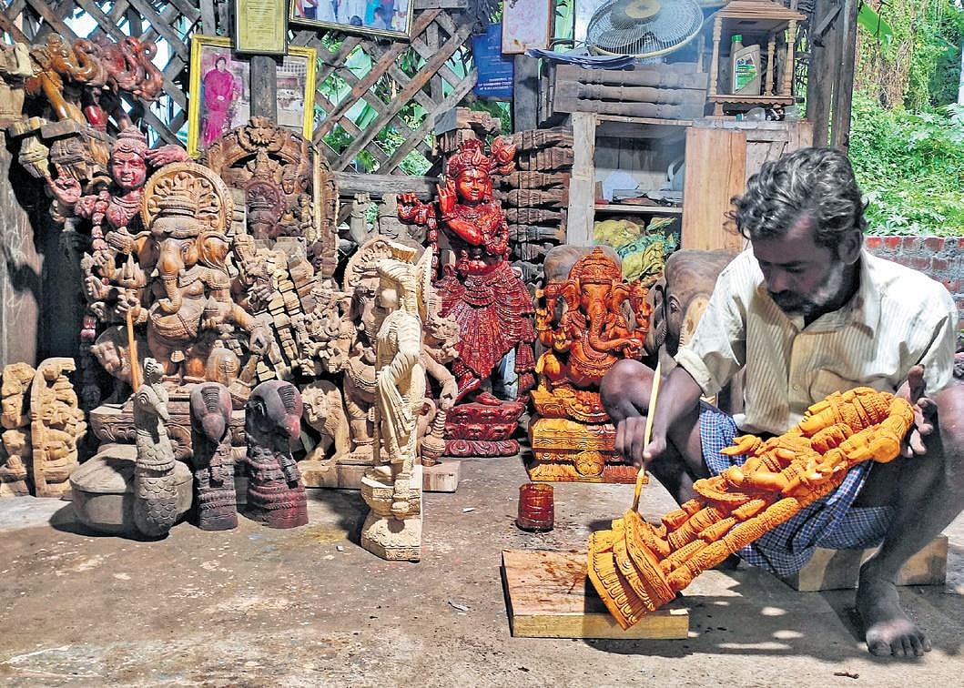 Wood sculptors of Kallakurichi manufacturing idols with divine touch