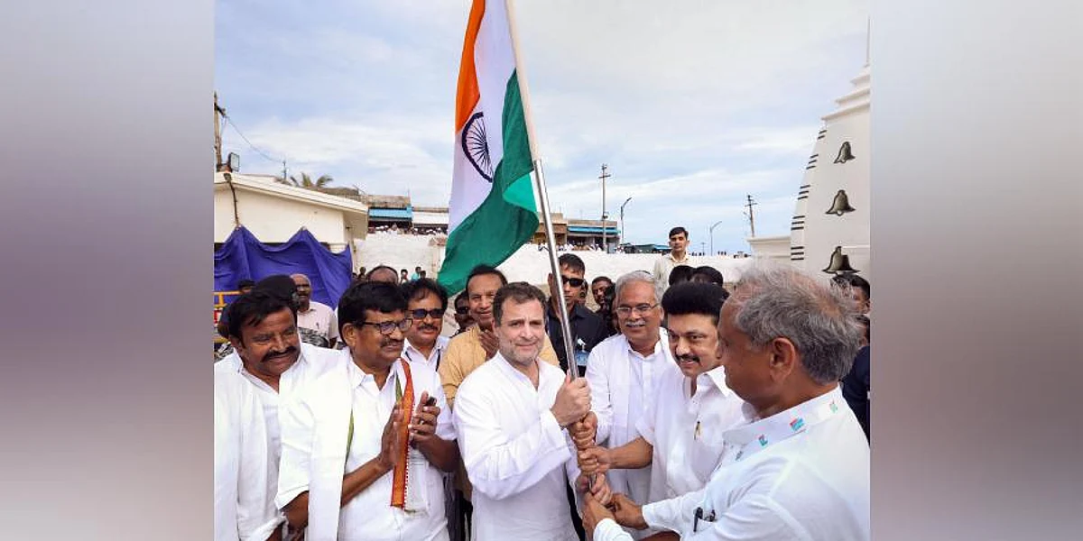Stalin presents tricolour to Rahul Gandhi in symbolic start to 'Bharat ... Stalin presents tricolour to Rahul Gandhi in symbolic start to 'Bharat ...