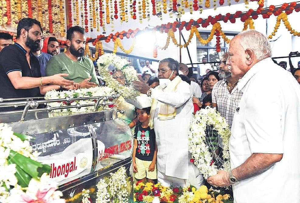 Family, Bommai, leaders across parties bid farewell to Umesh Katti