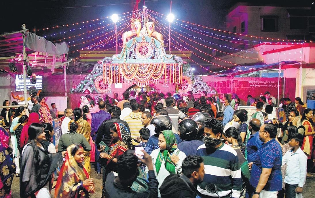 Crowd surges at Odisha's Twin City shrines and tourist spots