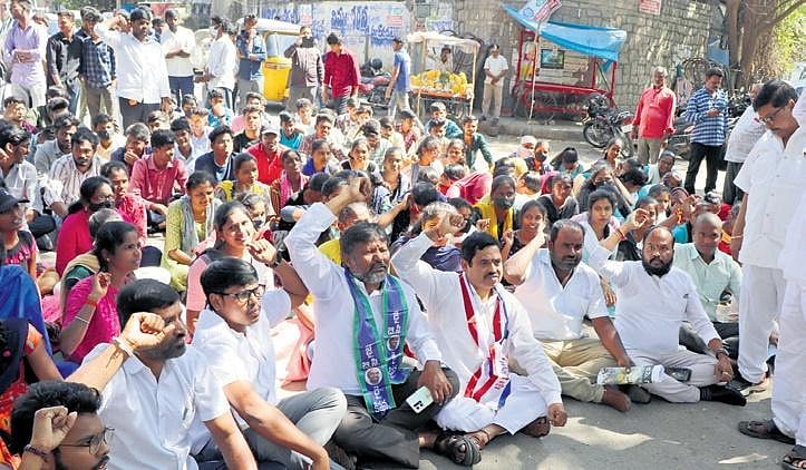 Telangana: Students protest seeking hike in mess allowance, scholarship