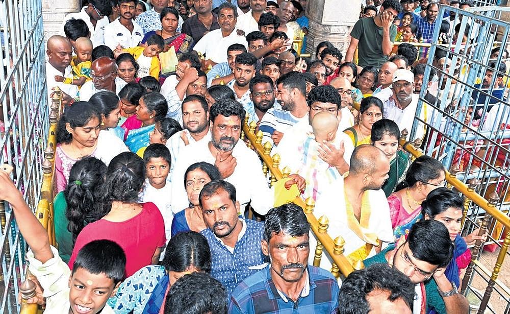 Devotee rush peaks at Srisailam temple in Andhra's Nandyal