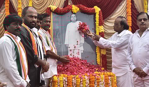Tamil Nadu leaders pay tributes to freedom fighter Muthuramalinga Thevar