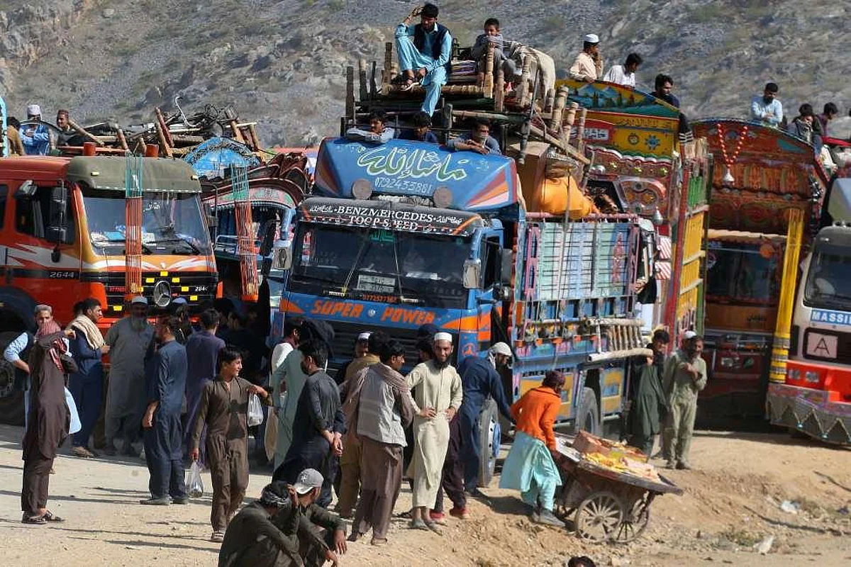 Tens of thousands of Afghans flee Pakistan as deadline looms Tens of thousands of Afghans flee Pakistan as deadline looms