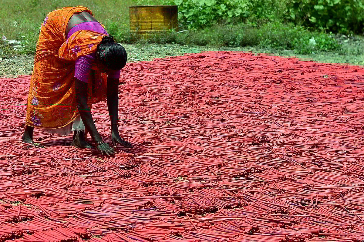 No cracker of a Diwali? Sale of firecrackers drops by Rs 900 crore in ...