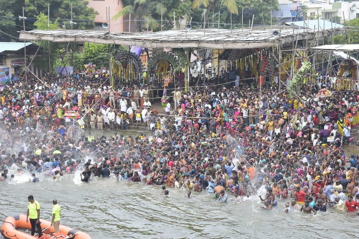 Thousands bathe in waist-deep water at Mayiladuthurai's Kaveri Thula ...