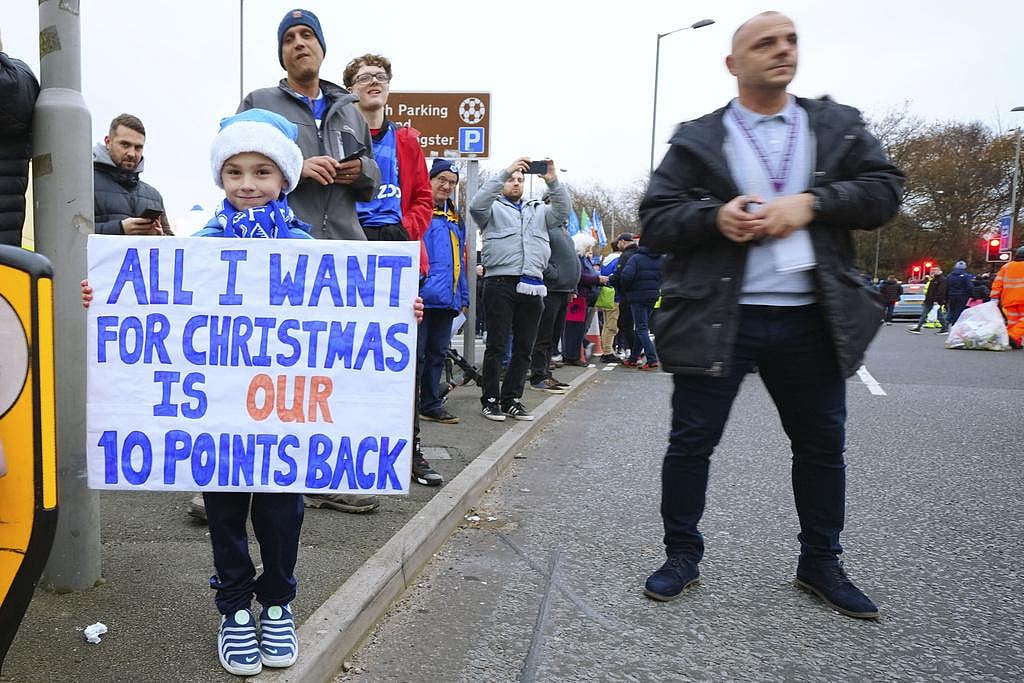 Angry Everton fans march to Goodison Park in protest at 10-point ...