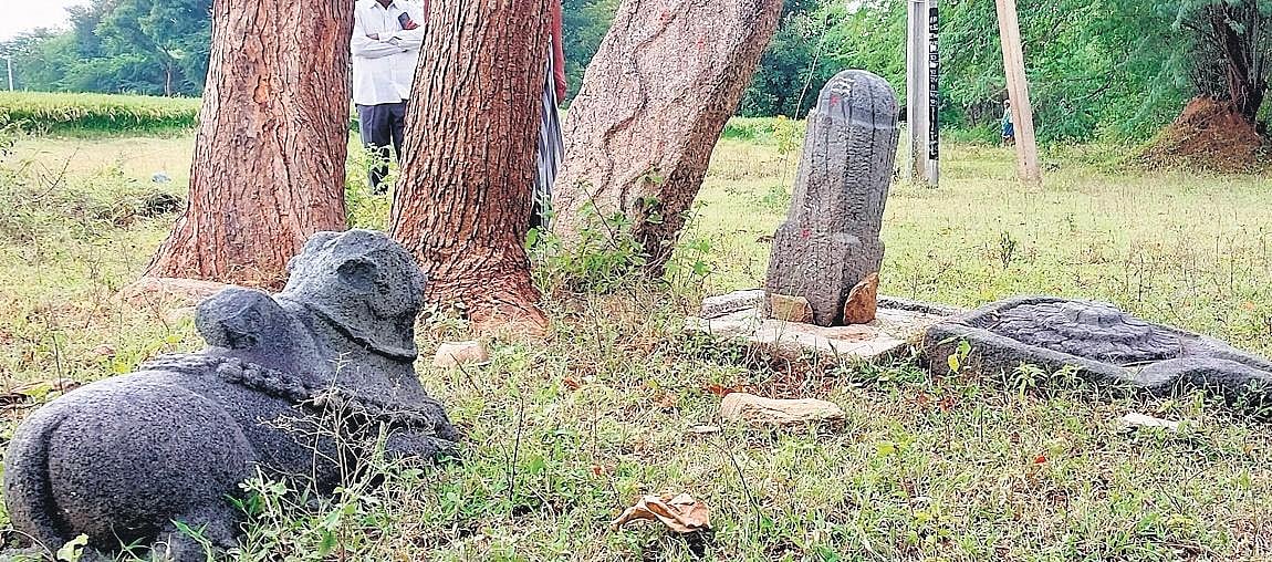 Hero stones, inscriptions found in Sathya Sai dist
