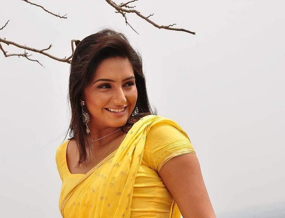 Actor Ragini Dwivedi's gruelling beach shoot for 'Email'
