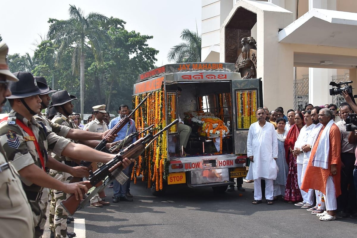 Thousands bid adieu to 'Mahi bhai' in Puri