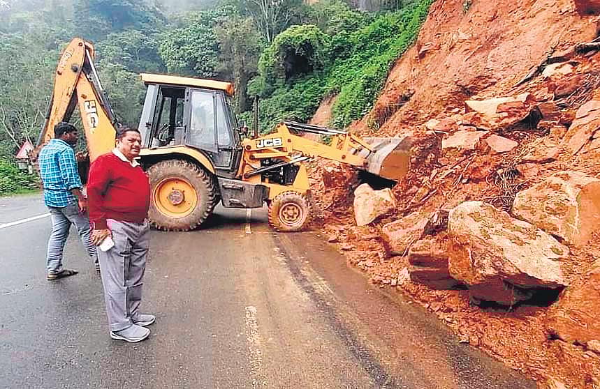 Traffic disrupted in TN's Nilgiris district for 2 hours due to landslip