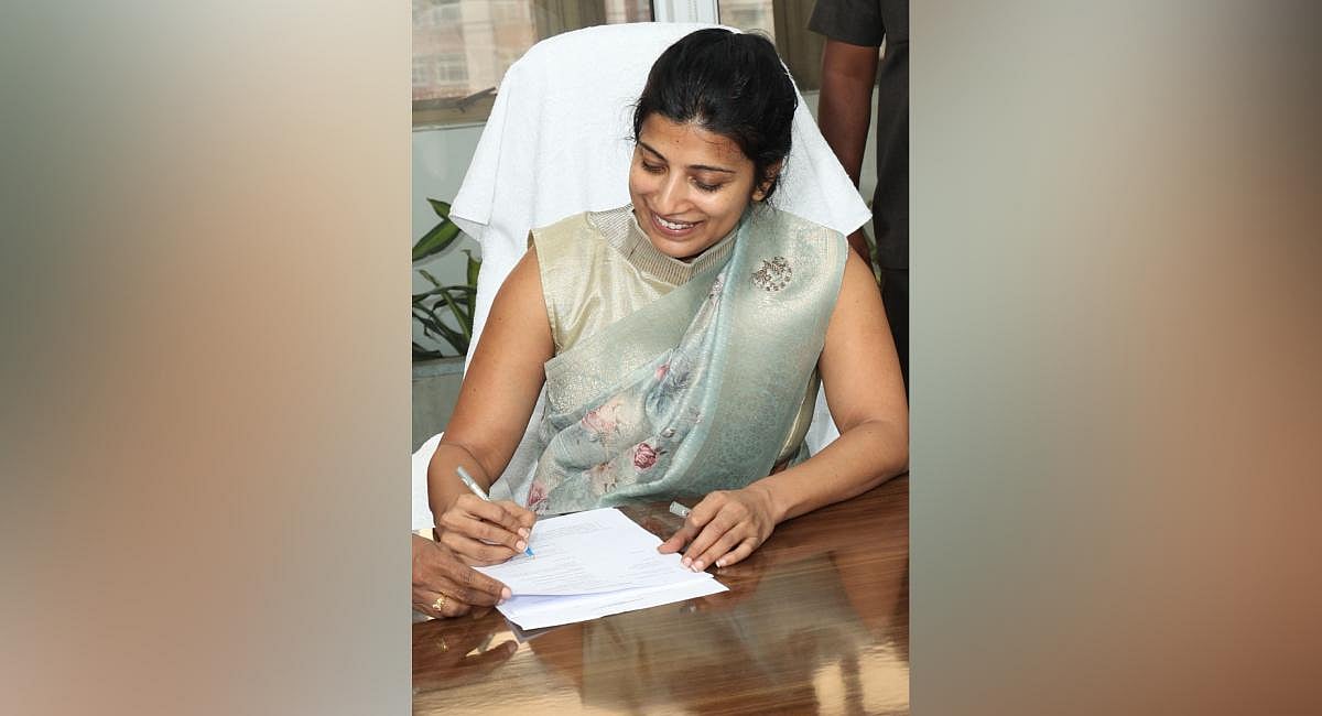IAS officer Amrapali takes charge as JMC of Hyderabad Metropolitan ...