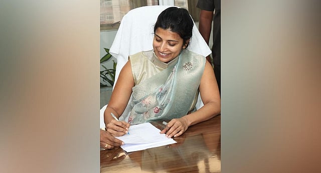 IAS officer Amrapali takes charge as JMC of Hyderabad Metropolitan ...