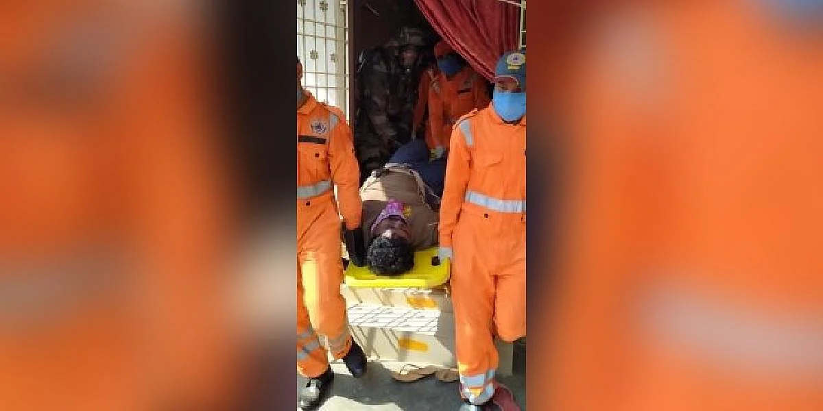 Two Killed Six Fall Sick After Gas Leak At Storeroom In Bengals Durgapur