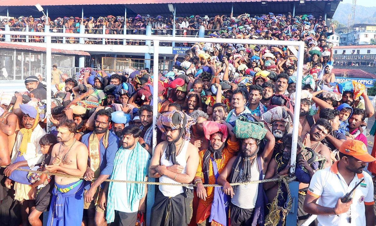 Thousands witness Mandala pooja at Sabarimala