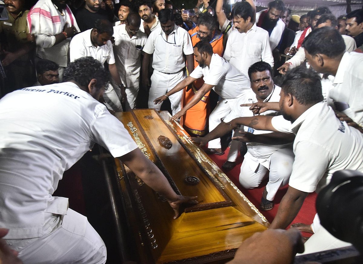 Vijayakant's funeral: Thiruvasagam, Thevaram recited during final rites ...