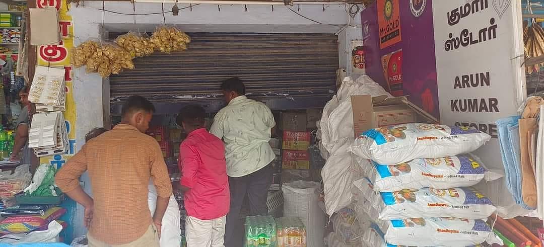 Kovilpatti municipal officials gheroed by shopkeepers in Tamil Nadu