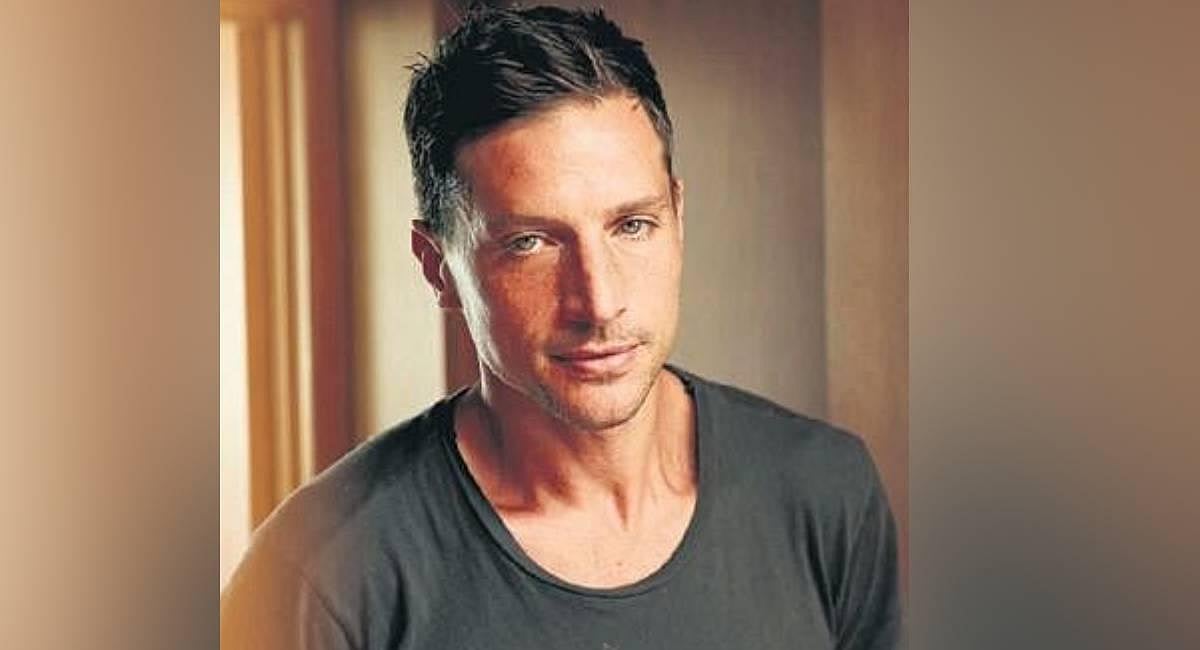 Simon Rex joins the cast of The Leader