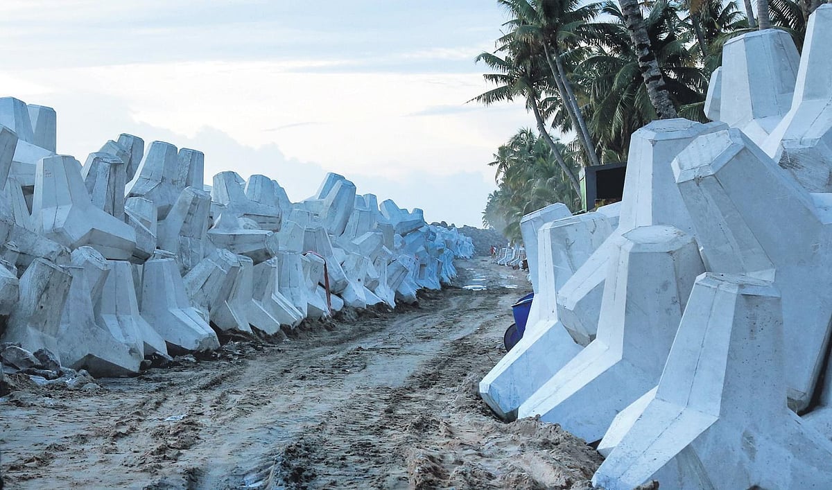 Installation of tetrapod at Chellanam reaches final leg