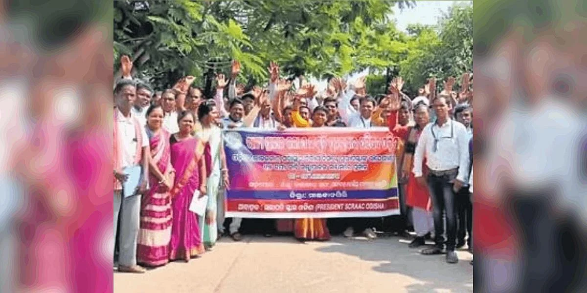 Artistes of Malyabanta Desia Natguru Sanskrutika Sangathan hit streets ... Artistes of Malyabanta Desia Natguru Sanskrutika Sangathan hit streets ...