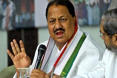 Caught between sons, septuagenarian politician D Srinivas takes U-turn