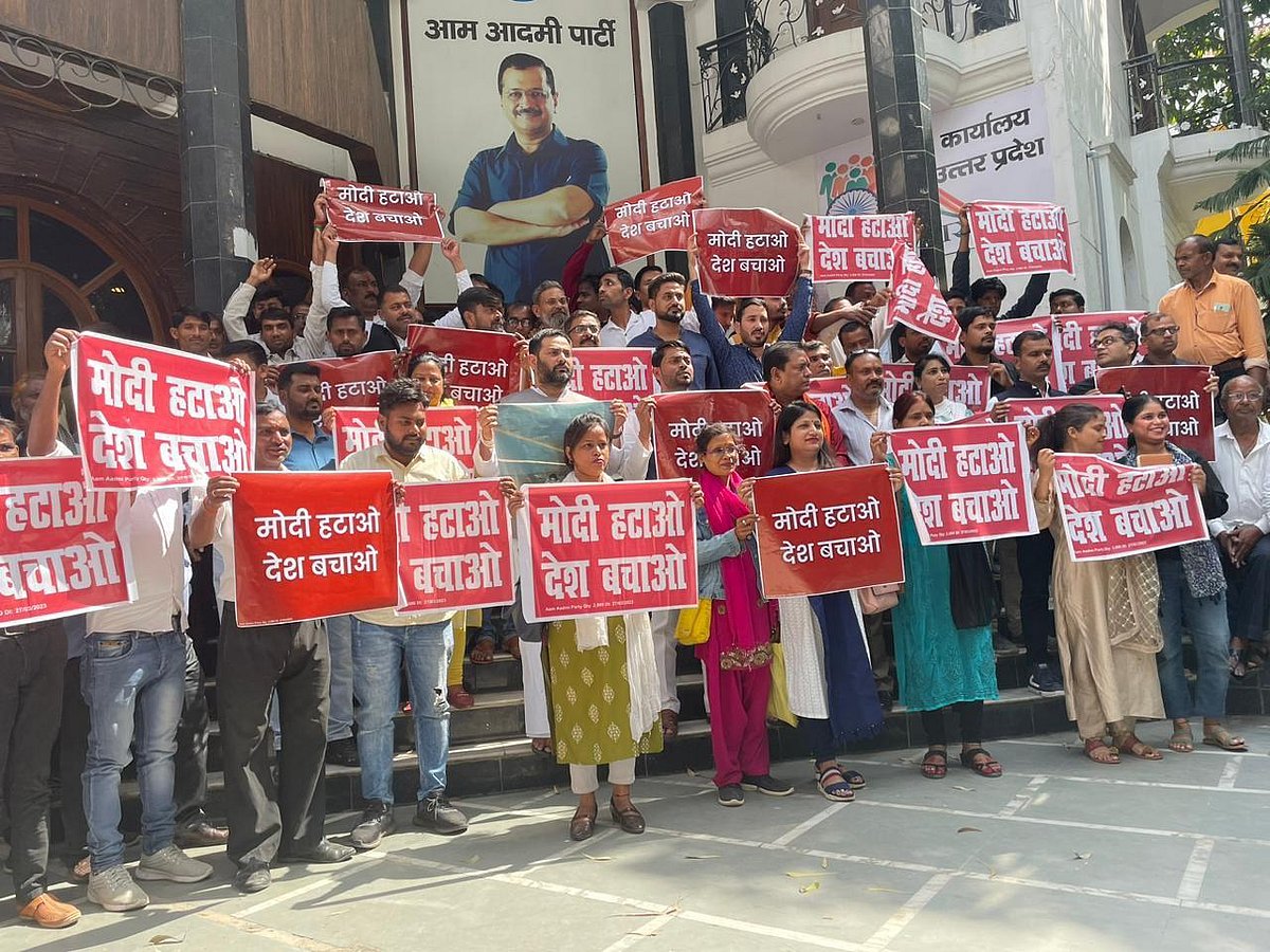 Eight AAP workers held in Gujarat for putting up 'Modi Hatao Desh ...