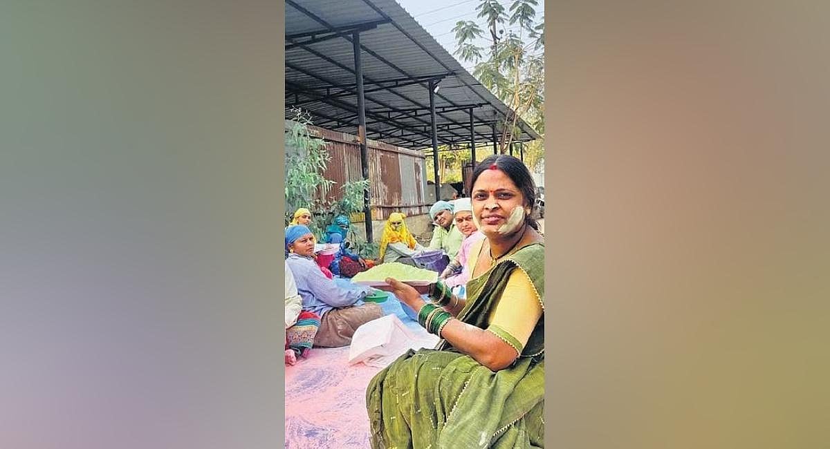 Organic Holi: Chhattisgarh women prepare gulal with flowers, turmeric ...