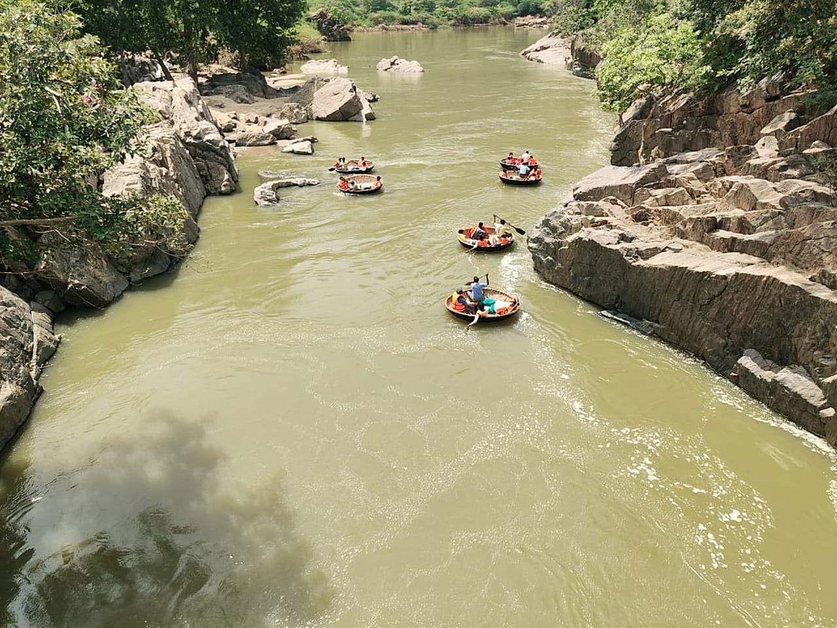 Tourist overcharged for coracle rides in Dharmapuri