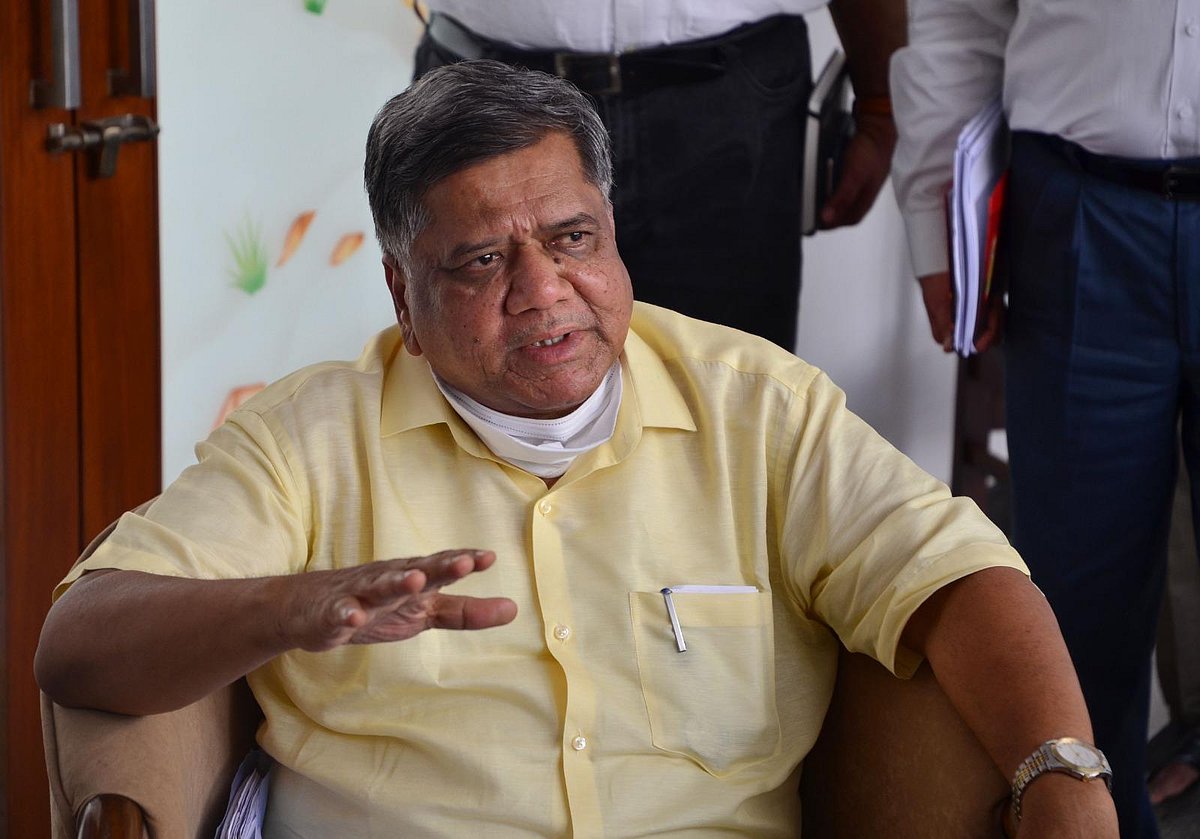 Shettar quits as MLA, meets top Cong leaders, may join GOP today