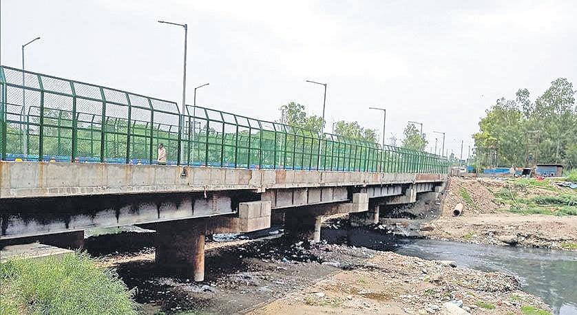 Complete desilting work before monsoon: Delhi PWD Minister