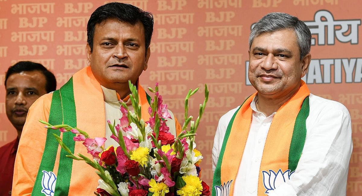 Former JD(U) leader Ajay Alok joins BJP