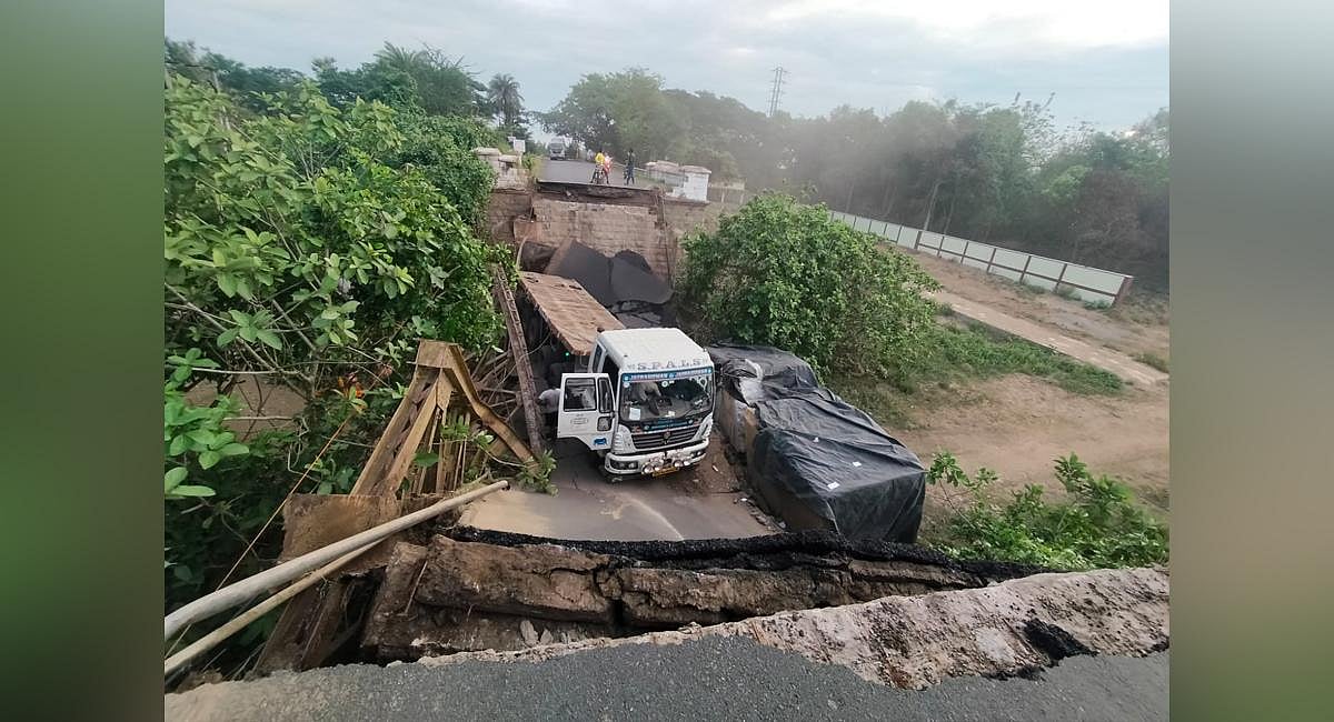 Srikakulam: Bridge over Bahuda river collapses, lorry carrying 70 tonne ...