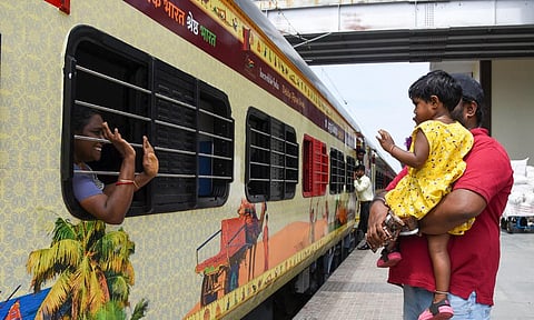 IRCTC tourist train 'Bharat Gaurav' reaches Tiruchy division stations ...