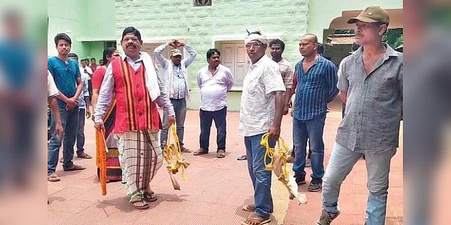 Ex-MP brings garland of pig bones for PWD engineer in Odisha