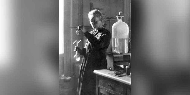 Marie Curie: First rays of radioactivity