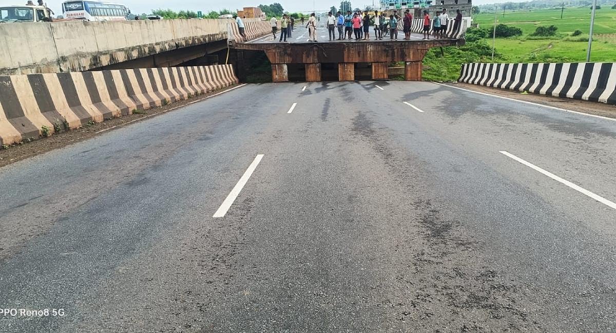 Vehicular movement disrupted as portion of bridge on Kolkata-Chennai NH ...