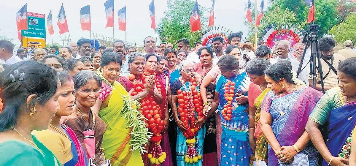 AIADMK protests against skyrocketing veggie prices in TN AIADMK protests against skyrocketing veggie prices in TN