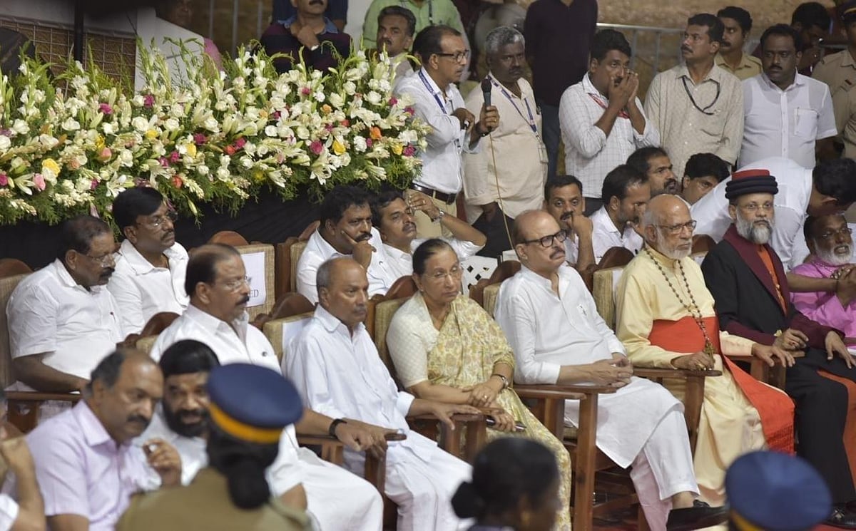 Ministers, leaders pay last respects to Oommen Chandy