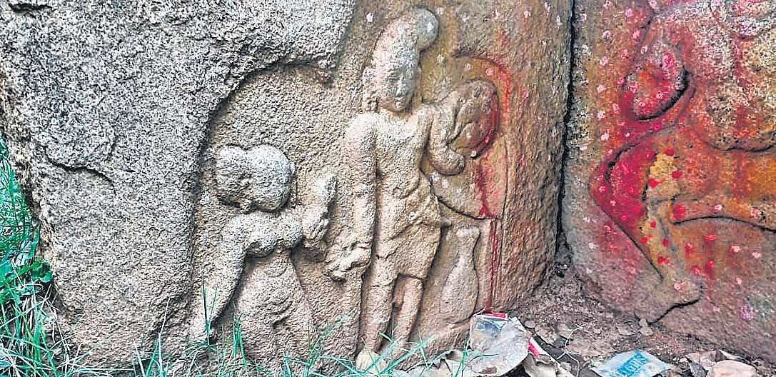 17th century hero stones, sati stone sculptures found near Rajapalayam