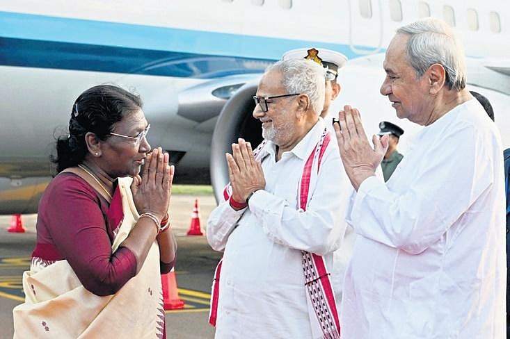 Murmu arrives in Odisha, breaks protocol to greet crowd