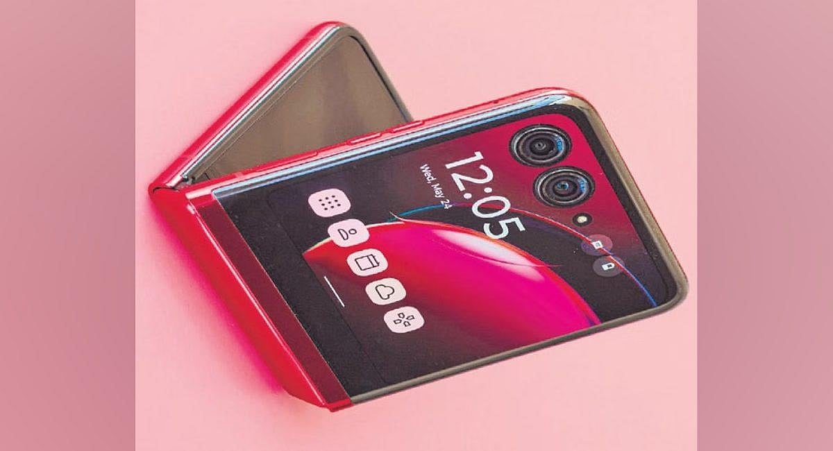 Flip smartphones making a comeback, but out of reach of common people