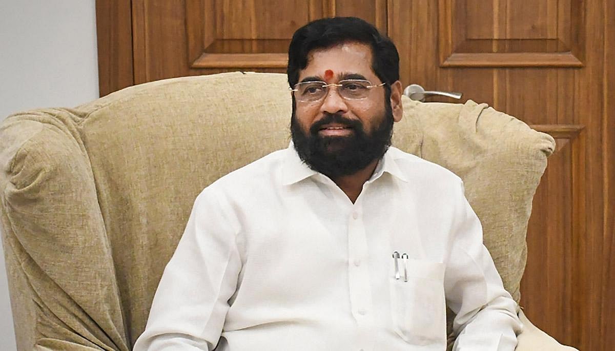 Whistle-blower of Red Diary spotted with Eknath Shinde in Raj